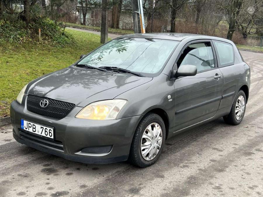 Grey Toyota Corolla 2002 in Vilnius, with an engine capacity of 1.40 L and mileage of 175 thousand km for 600 €, photo 1 on AUTOMOTO.COM.LV