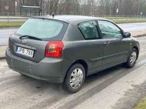 Grey Toyota Corolla 2002 in Vilnius, with an engine capacity of 1.40 L and mileage of 175 thousand km for 600 €, photo 3 on AUTOMOTO.COM.LV