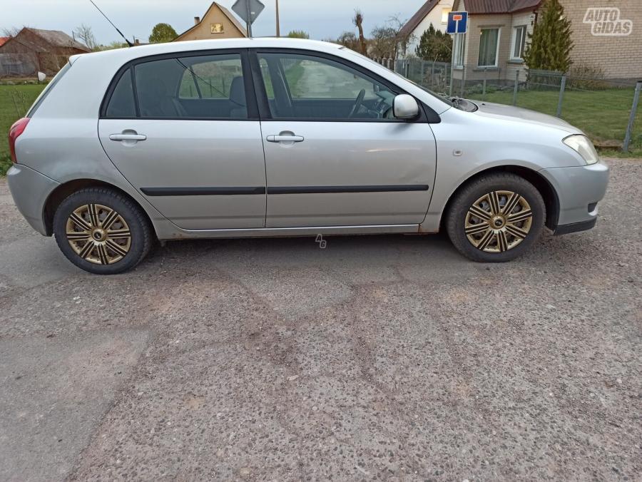 Grey Toyota Corolla 2002 in Vilnius, with an engine capacity of 1.40 L and mileage of 220 thousand km for 1000 €, photo 1 on AUTOMOTO.COM.LV