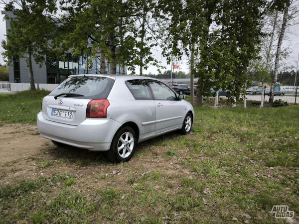 Pelēks Toyota Corolla 2002 Kauņa, ar dzinēja tilpumu 2.00 L un nobraukumu 270 tūkst. km par 700 €, foto 2 vietnē AUTOMOTO.COM.LV