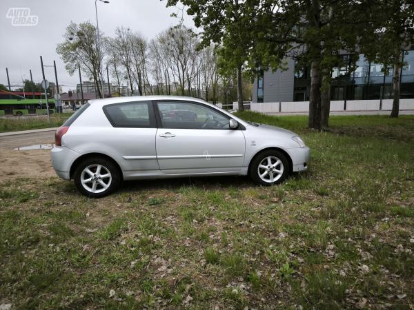 Pelēks Toyota Corolla 2002 Kauņa, ar dzinēja tilpumu 2.00 L un nobraukumu 270 tūkst. km par 700 €, foto 3 vietnē AUTOMOTO.COM.LV