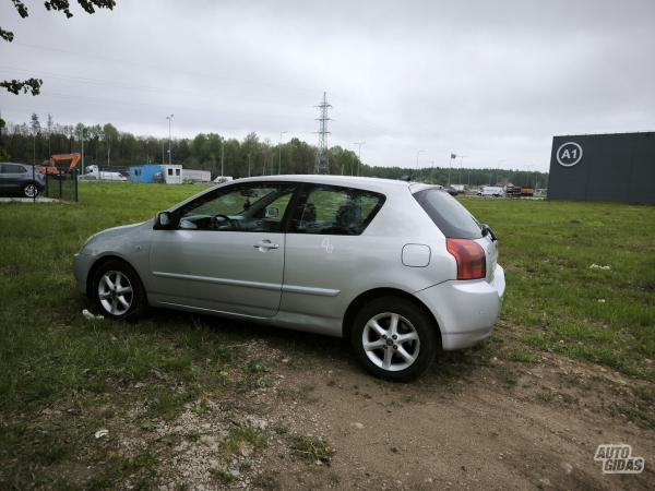 Pelēks Toyota Corolla 2002 Kauņa, ar dzinēja tilpumu 2.00 L un nobraukumu 270 tūkst. km par 700 €, foto 5 vietnē AUTOMOTO.COM.LV