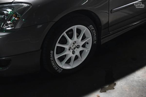 Pelēks Toyota Corolla 2002 Viļņa, ar dzinēja tilpumu 1.80 L un nobraukumu 244 tūkst. km par 4599 €, foto 6 vietnē AUTOMOTO.COM.LV