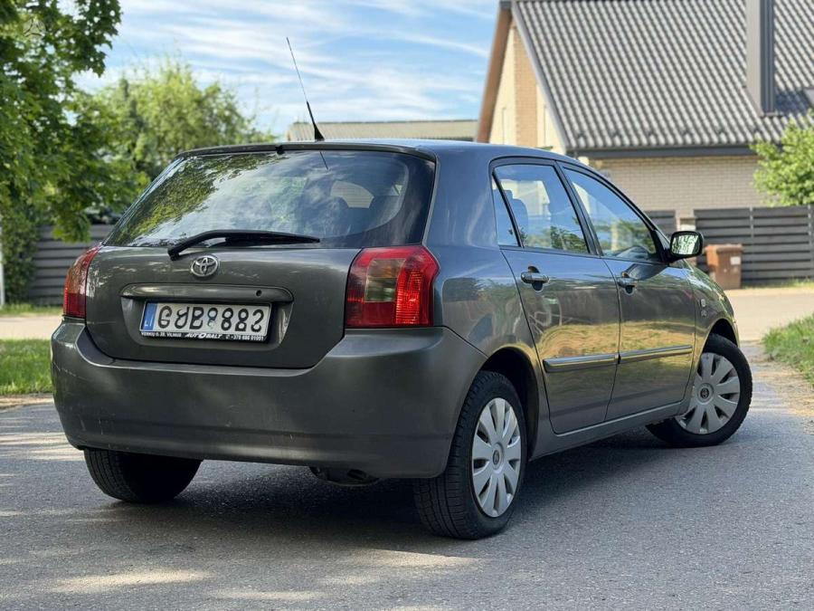 Grey Toyota Corolla 2002 in Vilnius, with an engine capacity of 2.00 L and mileage of 295 thousand km for 1250 €, photo 1 on AUTOMOTO.COM.LV