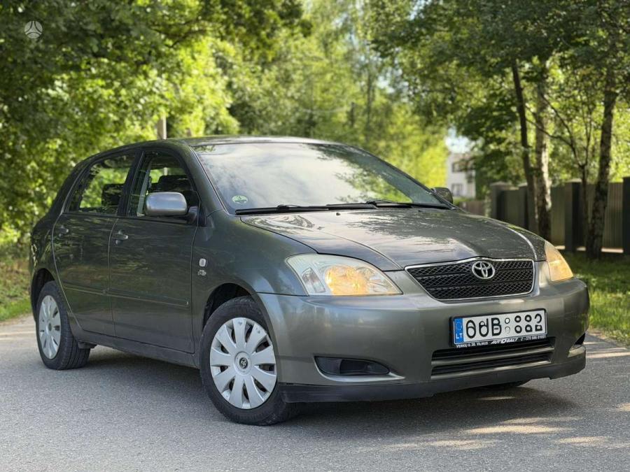 Grey Toyota Corolla 2002 in Vilnius, with an engine capacity of 2.00 L and mileage of 295 thousand km for 1250 €, photo 3 on AUTOMOTO.COM.LV