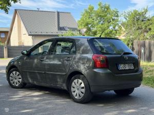 Grey Toyota Corolla 2002 in Vilnius, with an engine capacity of 2.00 L and mileage of 295 thousand km for 1250 €, photo 4 on AUTOMOTO.COM.LV
