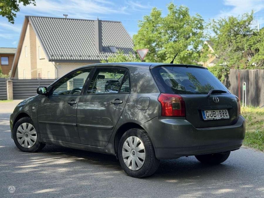 Grey Toyota Corolla 2002 in Vilnius, with an engine capacity of 2.00 L and mileage of 295 thousand km for 1250 €, photo 4 on AUTOMOTO.COM.LV
