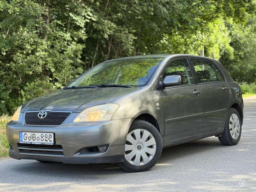 Grey Toyota Corolla 2002 in Vilnius, with an engine capacity of 2.00 L and mileage of 295 thousand km for 1250 €, photo 5 on AUTOMOTO.COM.LV