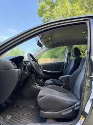 Grey Toyota Corolla 2002 in Vilnius, with an engine capacity of 2.00 L and mileage of 295 thousand km for 1250 €, photo 7 on AUTOMOTO.COM.LV