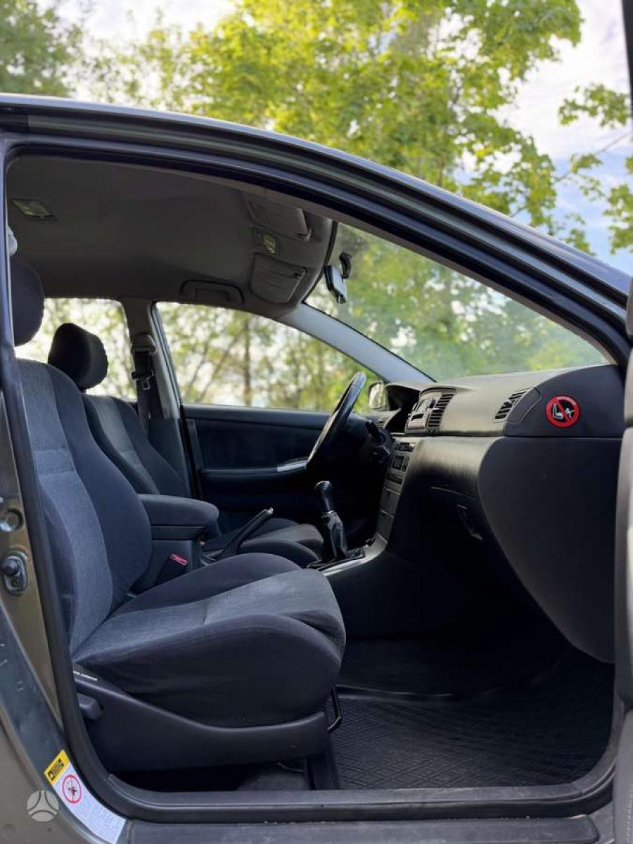 Grey Toyota Corolla 2002 in Vilnius, with an engine capacity of 2.00 L and mileage of 295 thousand km for 1250 €, photo 9 on AUTOMOTO.COM.LV