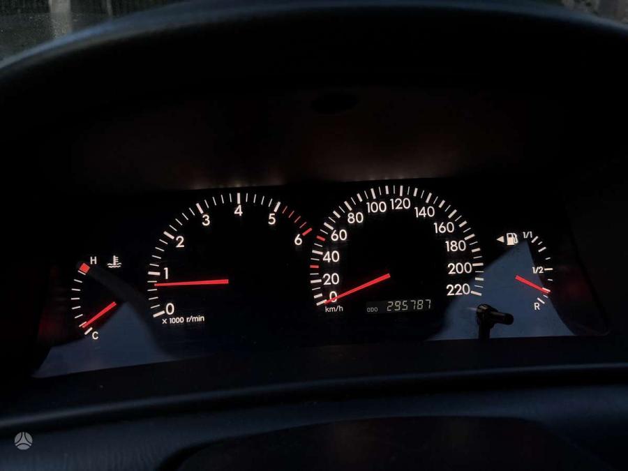Grey Toyota Corolla 2002 in Vilnius, with an engine capacity of 2.00 L and mileage of 295 thousand km for 1250 €, photo 21 on AUTOMOTO.COM.LV