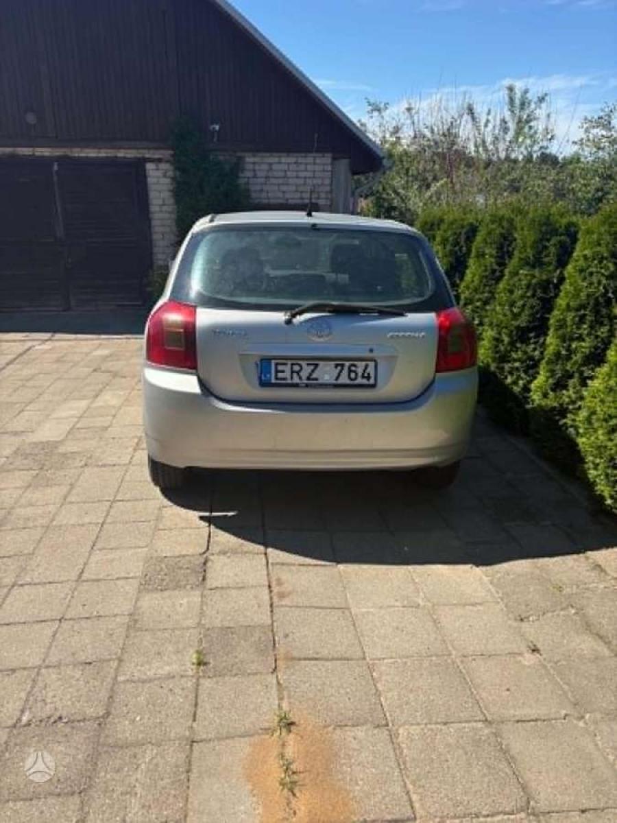 Grey Toyota Corolla 2002 in Vilnius, with an engine capacity of 2.00 L and mileage of 239 thousand km for 950 €, photo 3 on AUTOMOTO.COM.LV