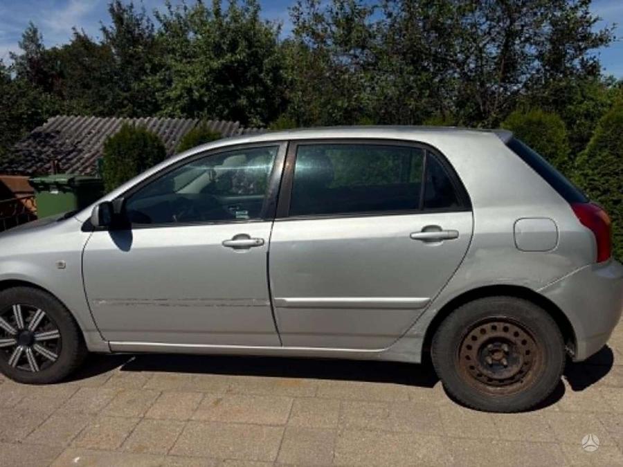 Grey Toyota Corolla 2002 in Vilnius, with an engine capacity of 2.00 L and mileage of 239 thousand km for 950 €, photo 4 on AUTOMOTO.COM.LV