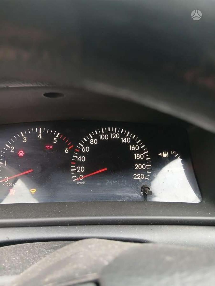 Grey Toyota Corolla 2002 in Vilnius, with an engine capacity of 2.00 L and mileage of 239 thousand km for 950 €, photo 6 on AUTOMOTO.COM.LV