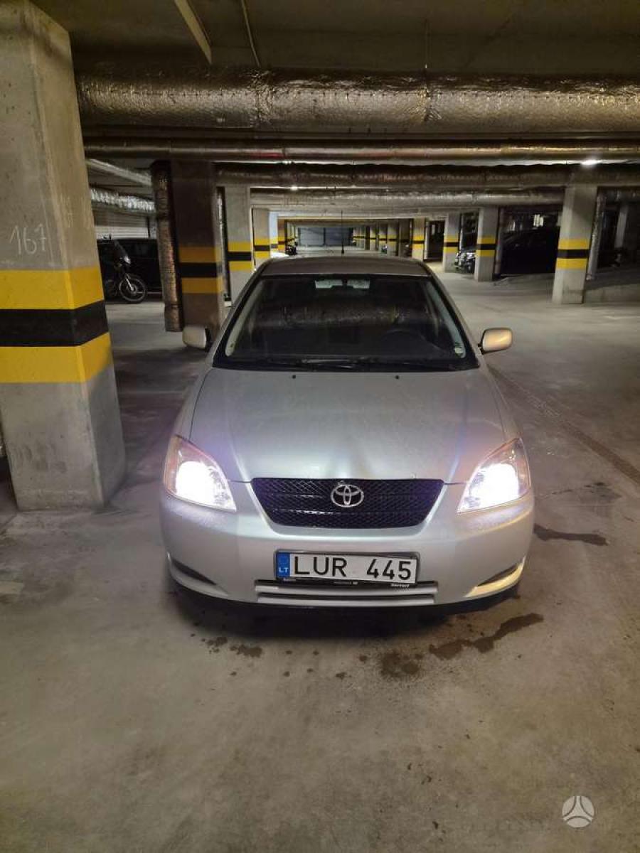 Pelēks Toyota Corolla 2002 Viļņa, ar dzinēja tilpumu 2.00 L un nobraukumu 256 tūkst. km par 900 €, foto 1 vietnē AUTOMOTO.COM.LV