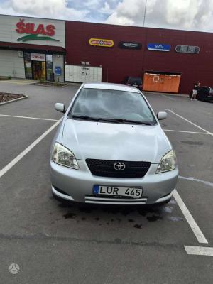 Pelēks Toyota Corolla 2002 Viļņa, ar dzinēja tilpumu 2.00 L un nobraukumu 256 tūkst. km par 900 €, foto 3 vietnē AUTOMOTO.COM.LV