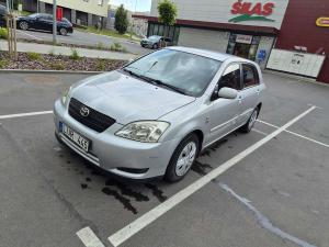 Pelēks Toyota Corolla 2002 Viļņa, ar dzinēja tilpumu 2.00 L un nobraukumu 256 tūkst. km par 900 €, foto 5 vietnē AUTOMOTO.COM.LV