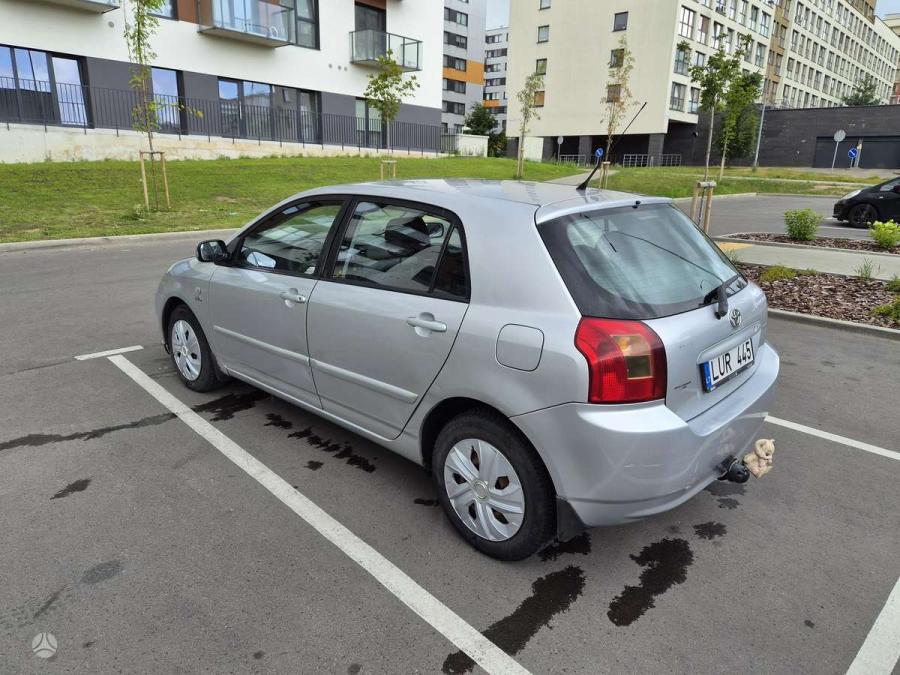 Pelēks Toyota Corolla 2002 Viļņa, ar dzinēja tilpumu 2.00 L un nobraukumu 256 tūkst. km par 900 €, foto 6 vietnē AUTOMOTO.COM.LV