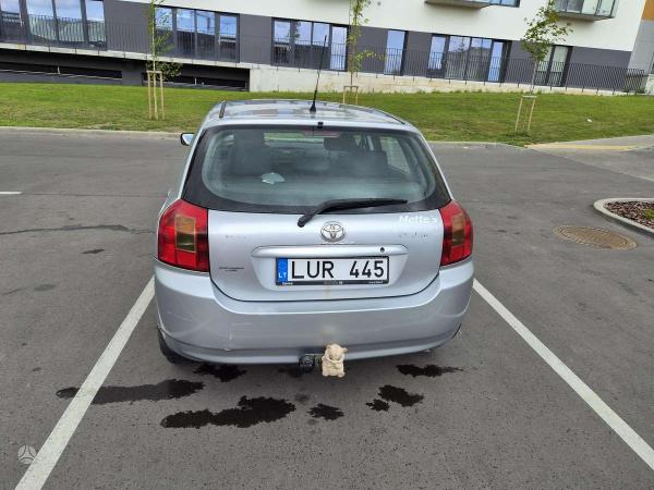 Pelēks Toyota Corolla 2002 Viļņa, ar dzinēja tilpumu 2.00 L un nobraukumu 256 tūkst. km par 900 €, foto 6 vietnē AUTOMOTO.COM.LV
