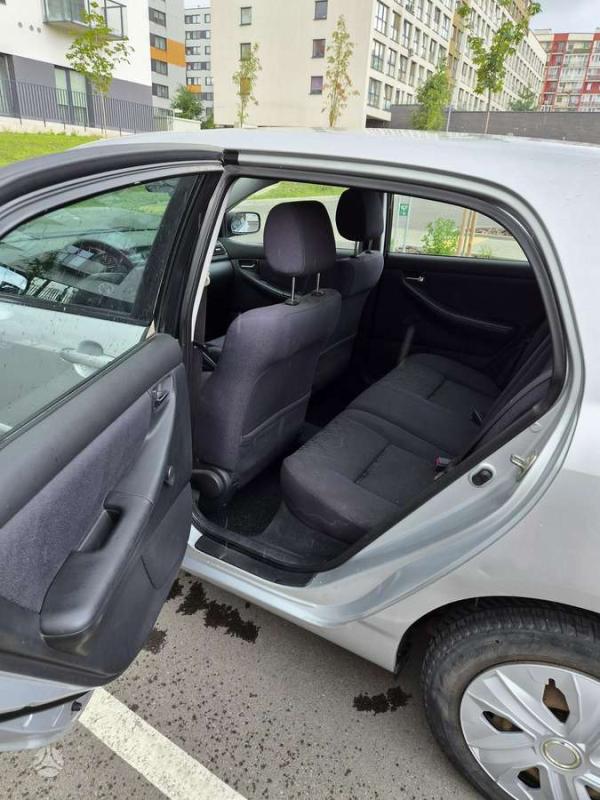 Pelēks Toyota Corolla 2002 Viļņa, ar dzinēja tilpumu 2.00 L un nobraukumu 256 tūkst. km par 900 €, foto 8 vietnē AUTOMOTO.COM.LV