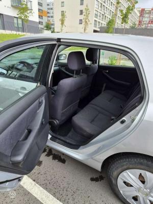 Pelēks Toyota Corolla 2002 Viļņa, ar dzinēja tilpumu 2.00 L un nobraukumu 256 tūkst. km par 900 €, foto 9 vietnē AUTOMOTO.COM.LV