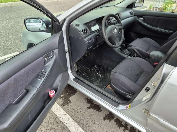 Pelēks Toyota Corolla 2002 Viļņa, ar dzinēja tilpumu 2.00 L un nobraukumu 256 tūkst. km par 900 €, foto 9 vietnē AUTOMOTO.COM.LV