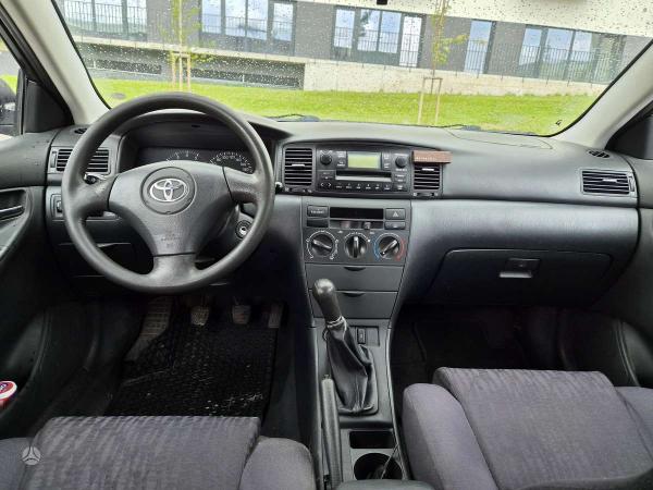 Pelēks Toyota Corolla 2002 Viļņa, ar dzinēja tilpumu 2.00 L un nobraukumu 256 tūkst. km par 900 €, foto 10 vietnē AUTOMOTO.COM.LV