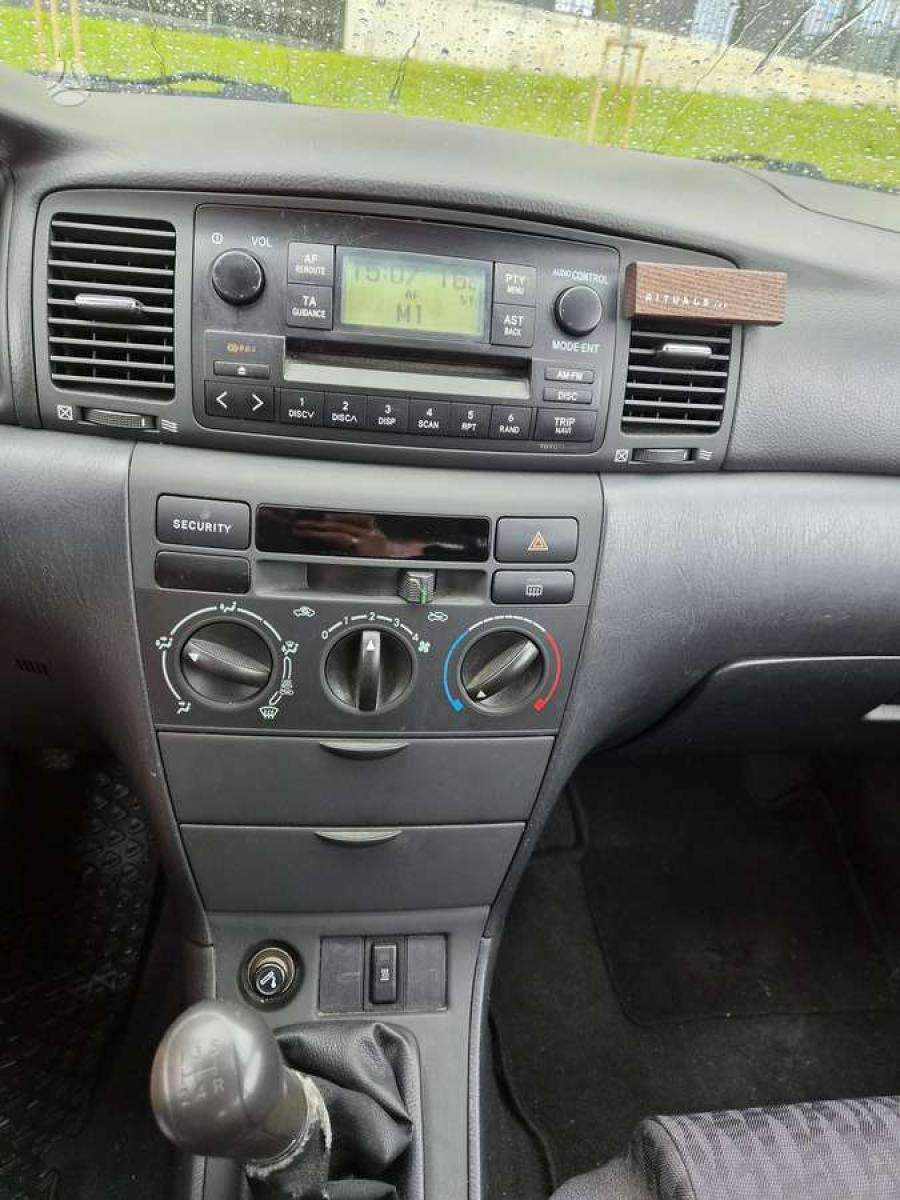Pelēks Toyota Corolla 2002 Viļņa, ar dzinēja tilpumu 2.00 L un nobraukumu 256 tūkst. km par 900 €, foto 13 vietnē AUTOMOTO.COM.LV