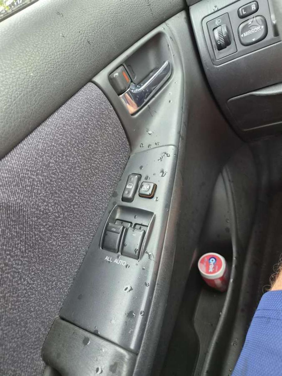 Pelēks Toyota Corolla 2002 Viļņa, ar dzinēja tilpumu 2.00 L un nobraukumu 256 tūkst. km par 900 €, foto 14 vietnē AUTOMOTO.COM.LV