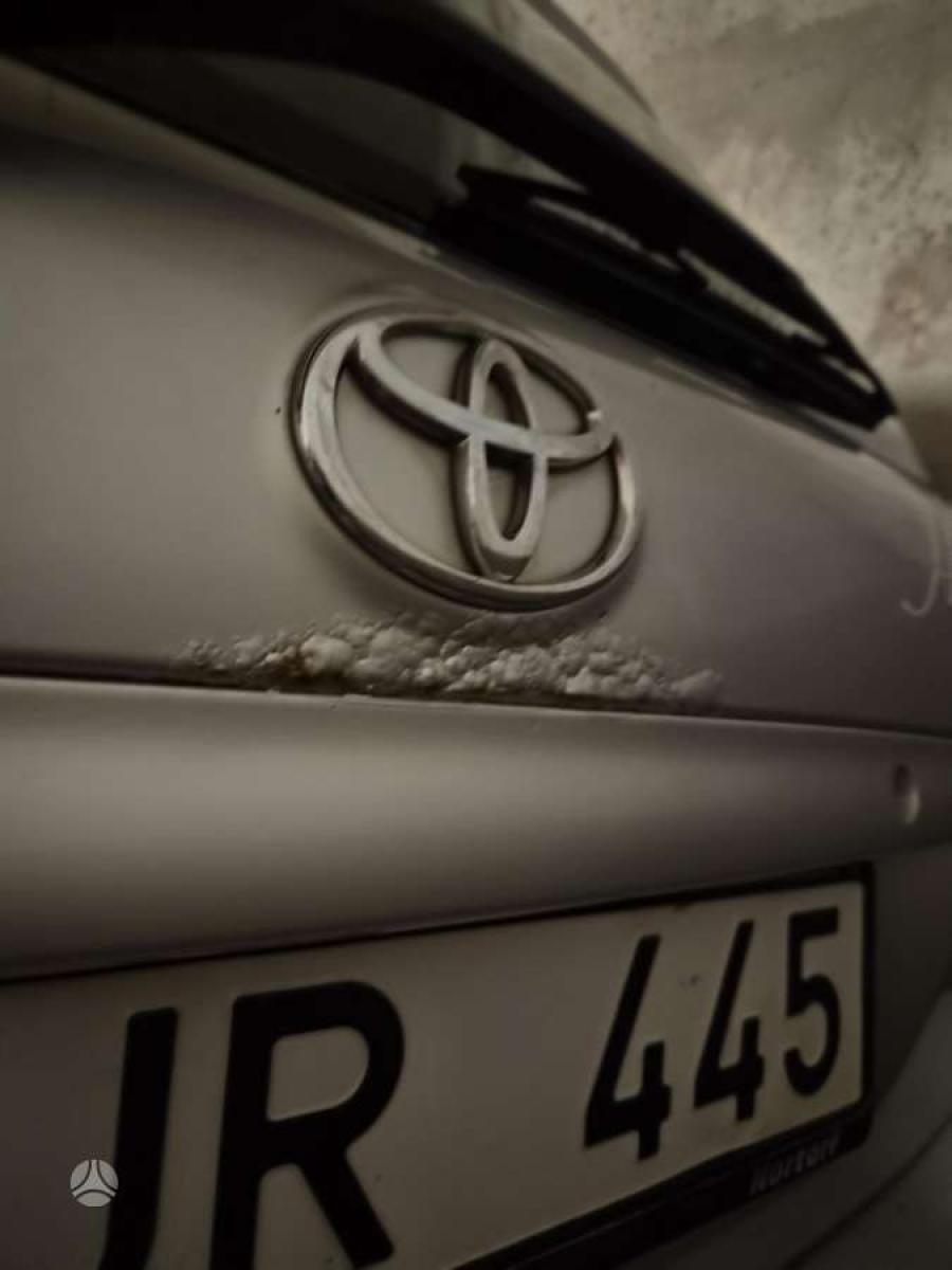 Pelēks Toyota Corolla 2002 Viļņa, ar dzinēja tilpumu 2.00 L un nobraukumu 256 tūkst. km par 900 €, foto 18 vietnē AUTOMOTO.COM.LV