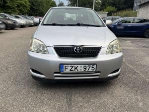 Pelēks Toyota Corolla 2002 Viļņa, ar dzinēja tilpumu 2.00 L un nobraukumu 270 tūkst. km par 1350 €, foto  vietnē AUTOMOTO.COM.LV