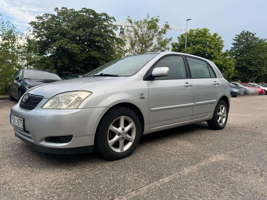 Pelēks Toyota Corolla 2002 Viļņa, ar dzinēja tilpumu 2.00 L un nobraukumu 270 tūkst. km par 1350 €, foto 4 vietnē AUTOMOTO.COM.LV