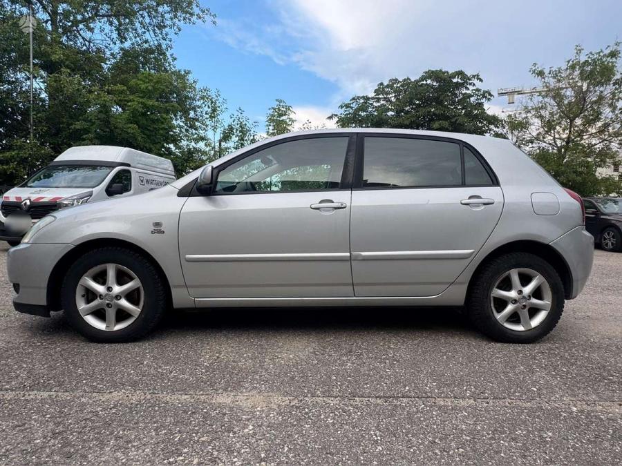 Pelēks Toyota Corolla 2002 Viļņa, ar dzinēja tilpumu 2.00 L un nobraukumu 270 tūkst. km par 1350 €, foto 7 vietnē AUTOMOTO.COM.LV