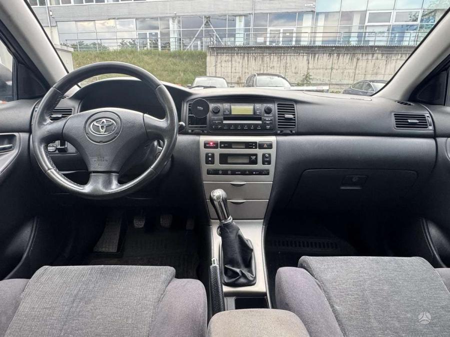 Pelēks Toyota Corolla 2002 Viļņa, ar dzinēja tilpumu 2.00 L un nobraukumu 270 tūkst. km par 1350 €, foto 8 vietnē AUTOMOTO.COM.LV