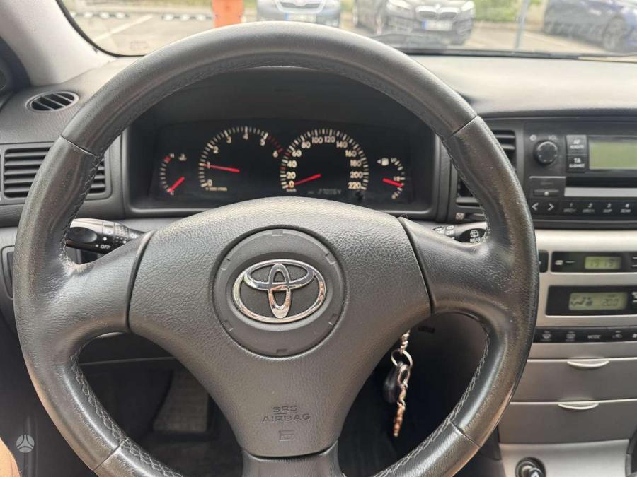 Pelēks Toyota Corolla 2002 Viļņa, ar dzinēja tilpumu 2.00 L un nobraukumu 270 tūkst. km par 1350 €, foto 9 vietnē AUTOMOTO.COM.LV