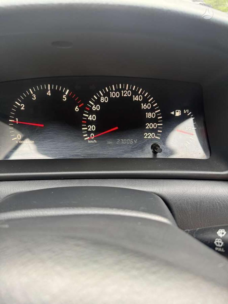 Pelēks Toyota Corolla 2002 Viļņa, ar dzinēja tilpumu 2.00 L un nobraukumu 270 tūkst. km par 1350 €, foto 10 vietnē AUTOMOTO.COM.LV