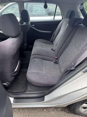 Pelēks Toyota Corolla 2002 Viļņa, ar dzinēja tilpumu 2.00 L un nobraukumu 270 tūkst. km par 1350 €, foto 12 vietnē AUTOMOTO.COM.LV