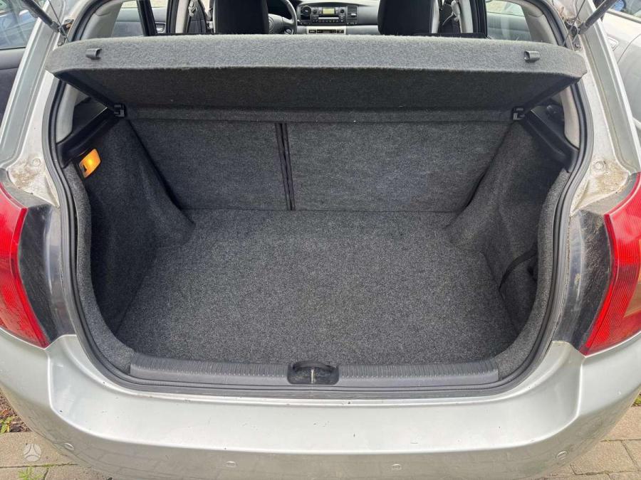 Pelēks Toyota Corolla 2002 Viļņa, ar dzinēja tilpumu 2.00 L un nobraukumu 270 tūkst. km par 1350 €, foto 13 vietnē AUTOMOTO.COM.LV