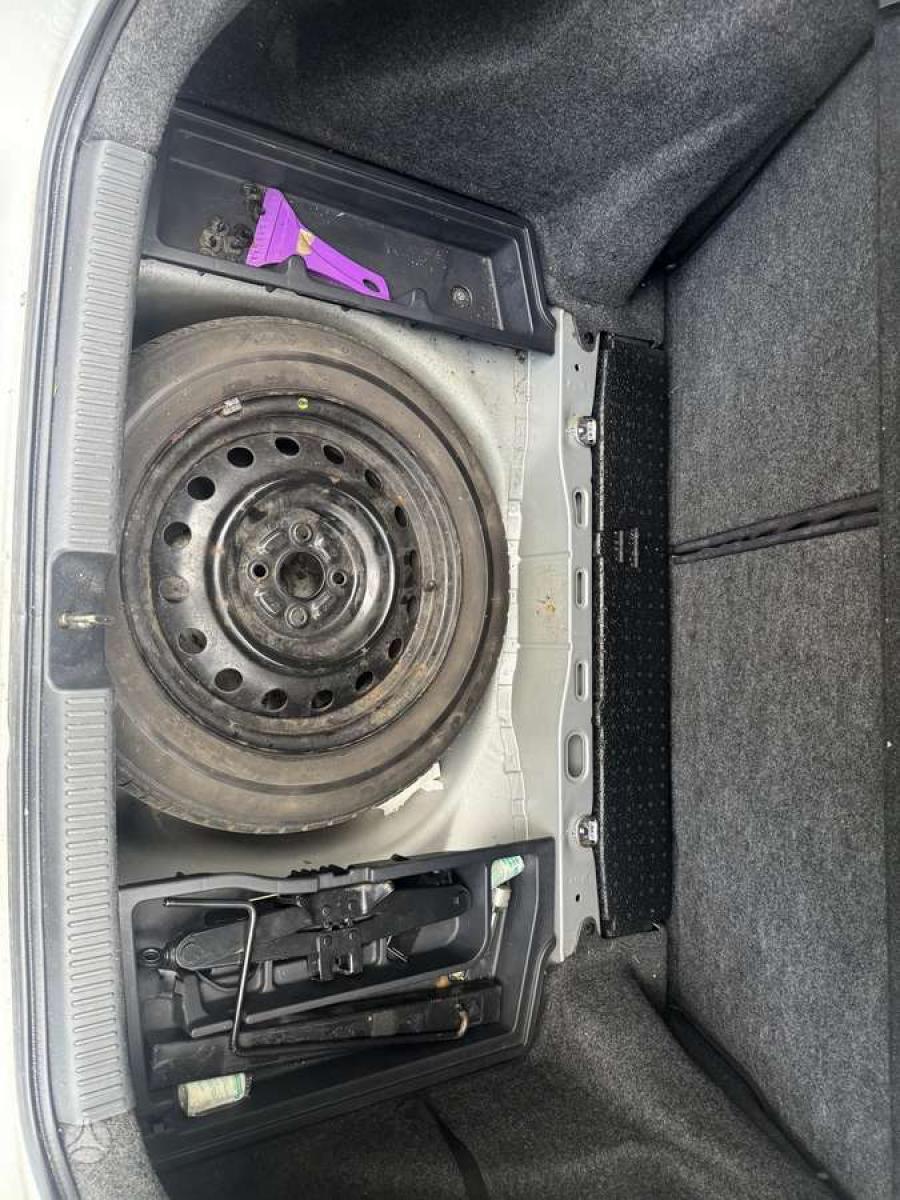 Pelēks Toyota Corolla 2002 Viļņa, ar dzinēja tilpumu 2.00 L un nobraukumu 270 tūkst. km par 1350 €, foto 14 vietnē AUTOMOTO.COM.LV