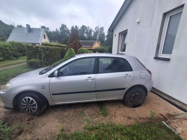 Pelēks Toyota Corolla 2002 Šauļi, ar dzinēja tilpumu 2.00 L un nobraukumu 250 tūkst. km par 1161 €, foto 3 vietnē AUTOMOTO.COM.LV