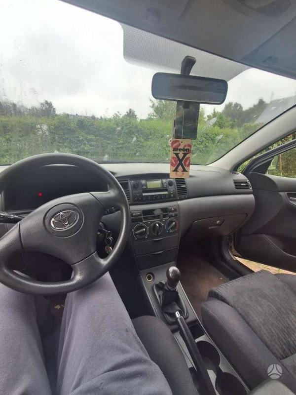 Pelēks Toyota Corolla 2002 Šauļi, ar dzinēja tilpumu 2.00 L un nobraukumu 250 tūkst. km par 1161 €, foto 7 vietnē AUTOMOTO.COM.LV