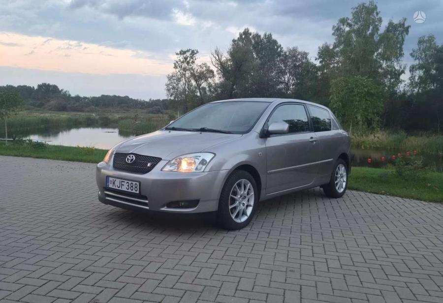 Grey Toyota Corolla 2002 in Utena, with an engine capacity of 1.80 L and mileage of 122 thousand km for 8850 €, photo 1 on AUTOMOTO.COM.LV