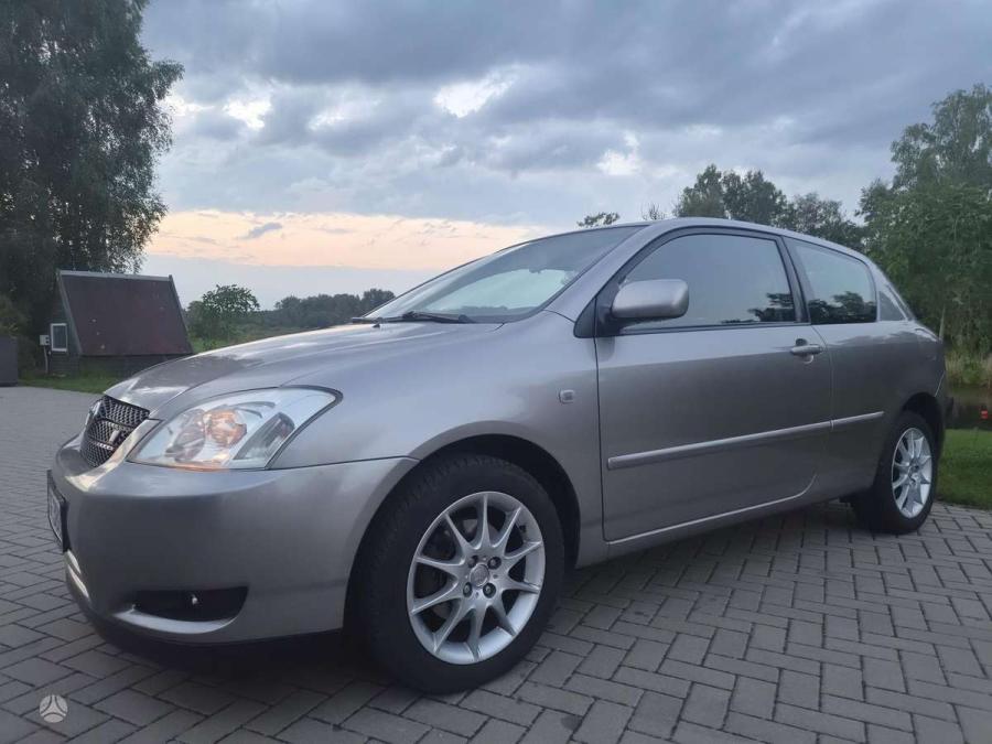 Grey Toyota Corolla 2002 in Utena, with an engine capacity of 1.80 L and mileage of 122 thousand km for 8850 €, photo 4 on AUTOMOTO.COM.LV