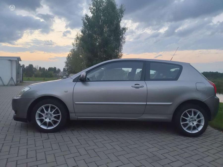 Grey Toyota Corolla 2002 in Utena, with an engine capacity of 1.80 L and mileage of 122 thousand km for 8850 €, photo 9 on AUTOMOTO.COM.LV