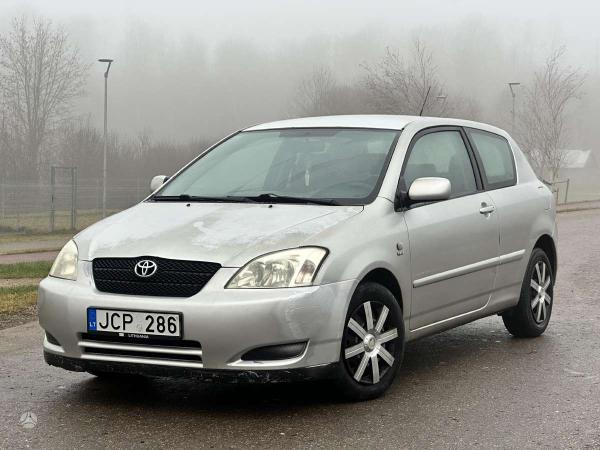 Grey Toyota Corolla 2003 in Vilnius, with an engine capacity of 1.40 L and mileage of 180 thousand km for 699 €, photo 1 on AUTOMOTO.COM.LV