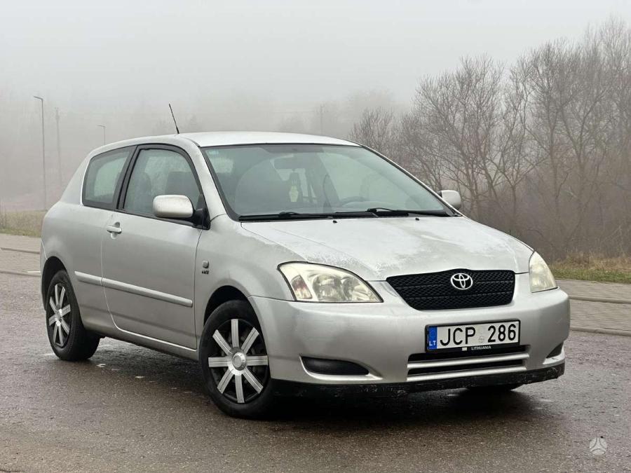 Grey Toyota Corolla 2003 in Vilnius, with an engine capacity of 1.40 L and mileage of 180 thousand km for 699 €, photo 3 on AUTOMOTO.COM.LV