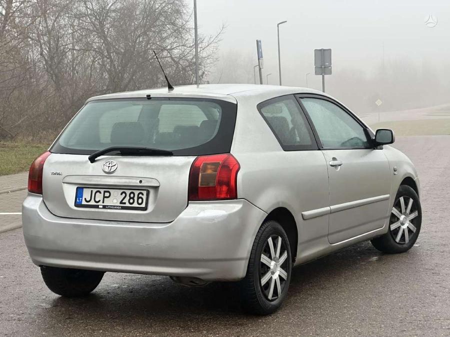 Grey Toyota Corolla 2003 in Vilnius, with an engine capacity of 1.40 L and mileage of 180 thousand km for 699 €, photo 4 on AUTOMOTO.COM.LV