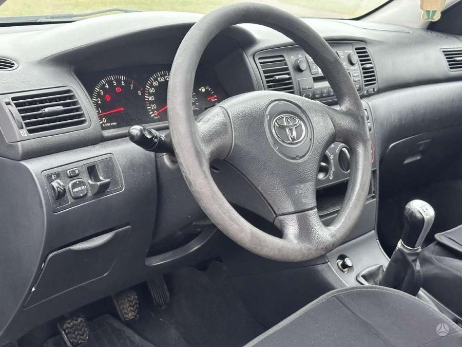 Grey Toyota Corolla 2003 in Vilnius, with an engine capacity of 1.40 L and mileage of 180 thousand km for 699 €, photo 9 on AUTOMOTO.COM.LV
