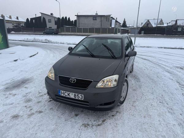 Pelēks Toyota Corolla 2003 Kauņa, ar dzinēja tilpumu 2.00 L un nobraukumu 335 tūkst. km par 650 €, foto 1 vietnē AUTOMOTO.COM.LV