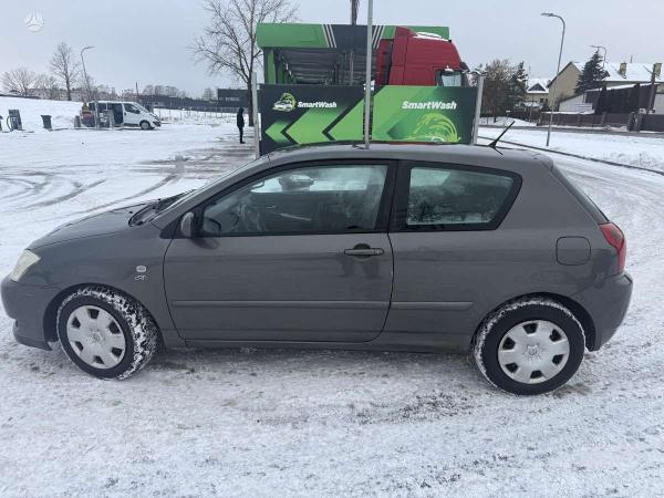 Pelēks Toyota Corolla 2003 Kauņa, ar dzinēja tilpumu 2.00 L un nobraukumu 335 tūkst. km par 650 €, foto 2 vietnē AUTOMOTO.COM.LV